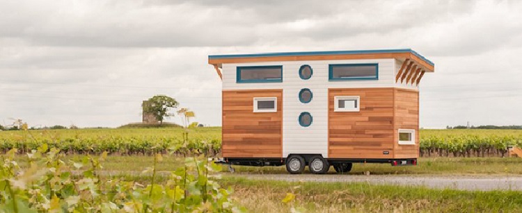 The house, which is on a ditch, can be moved. It is 140 square meters ...